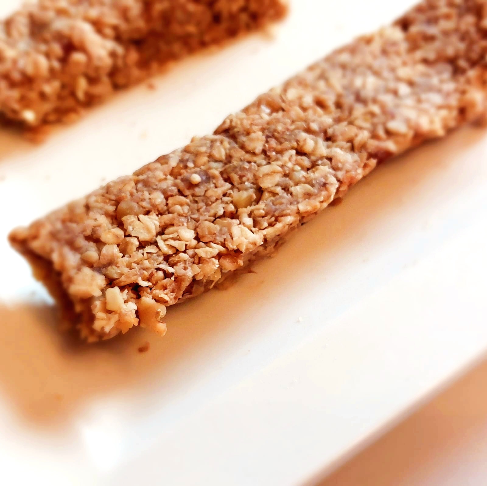 Barre céréale faite maison avec de l'avoine et du miel